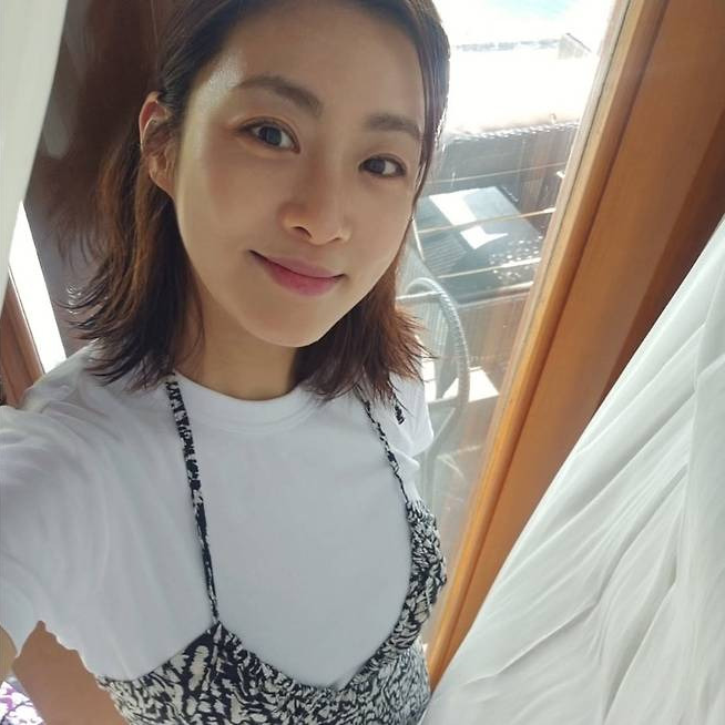 다리가 105cm” 168cm 여배우 발리 인피니티 풀에서 시스루 로브 바캉스룩 대본은 내운명