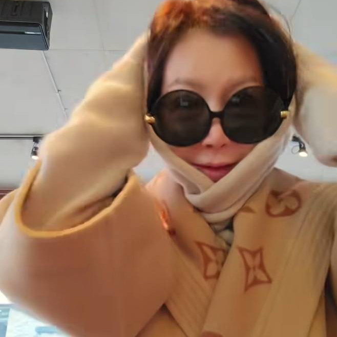 60대 맞아” 43kg 44 사이즈 여배우 20대 옆태 완성한 초동안 원피스룩 대본은 내운명