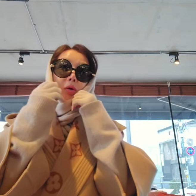 60대 맞아” 43kg 44 사이즈 여배우 20대 옆태 완성한 초동안 원피스룩 대본은 내운명