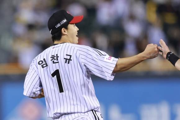 LG, KBO 첫 개막 4연속 매진…완봉·수비·타격쇼 4연승 자축