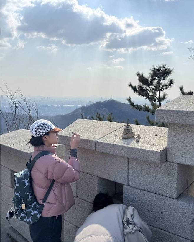 아이돌은 이렇게 입고 등산 인왕산에서도 남다른 여배우의 힙한 등산룩 스타와 패션
