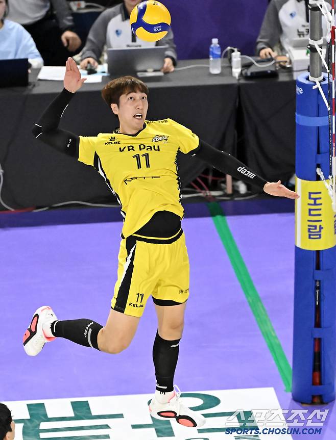 '미사일 서브' 러셀 22점 폭발 대한항공, KB손해보험에 3대0 완승. PO 3차전 간다[인천 리뷰]