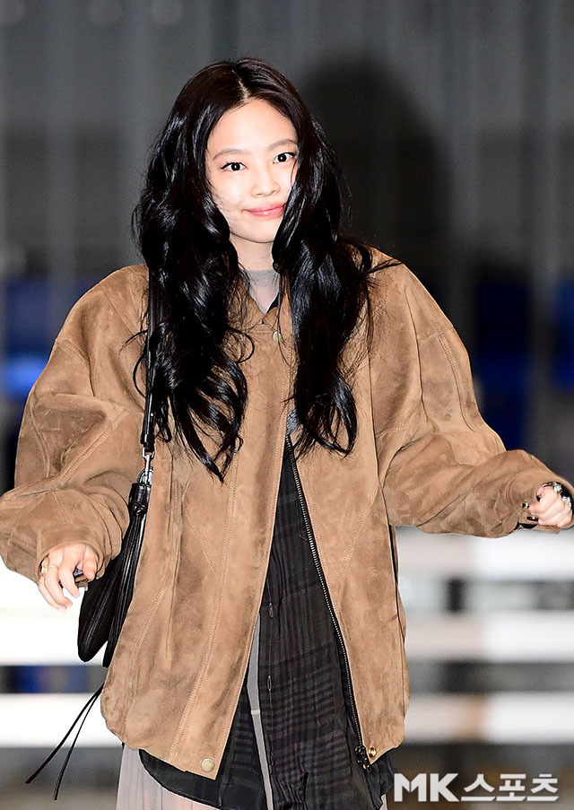 이효리 잇는 워너비” 여가수 오버핏시스루 조합 믹스매치 센스 빛난 출국룩 대본은 내운명