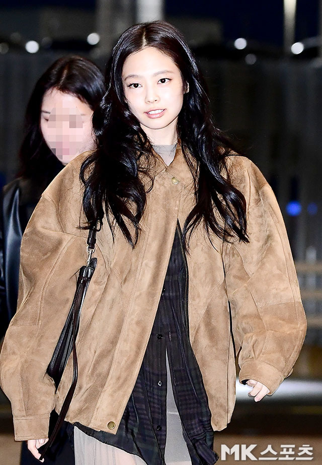 이효리 잇는 워너비” 여가수 오버핏시스루 조합 믹스매치 센스 빛난 출국룩 대본은 내운명