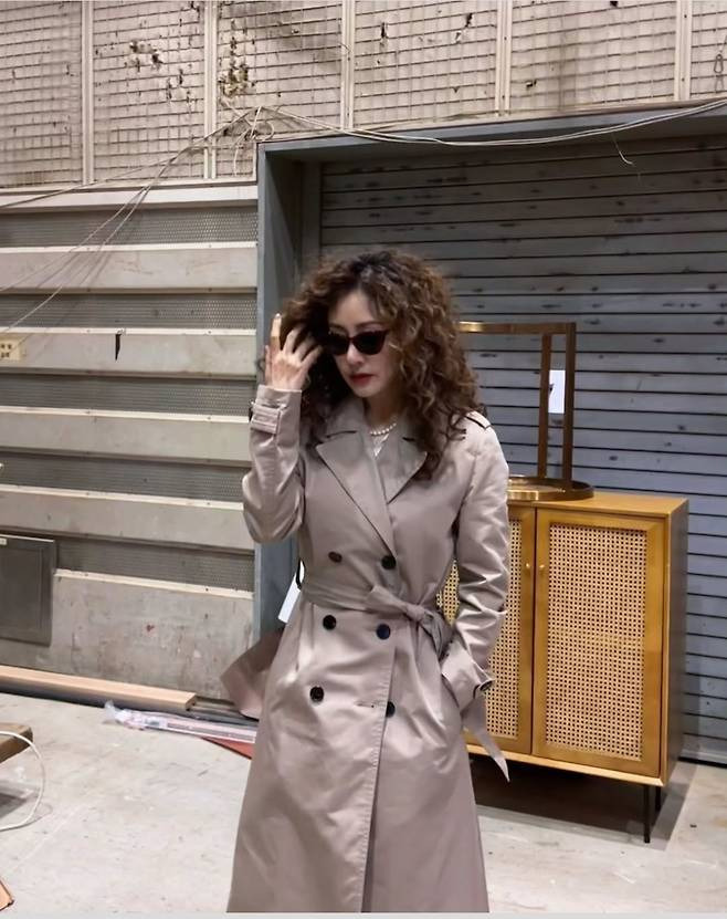 ‘결혼보다 연애 25년째 ♥ing 50세 최강 동안 여배우 트렌치룩으로 분위기 압도 대본은 내운명