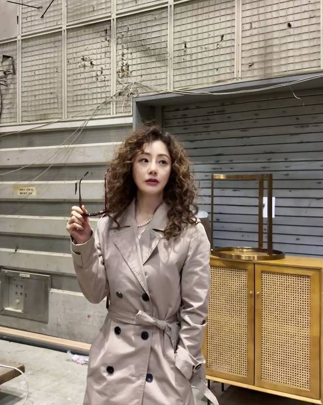 ‘결혼보다 연애 25년째 ♥ing 50세 최강 동안 여배우 트렌치룩으로 분위기 압도 대본은 내운명