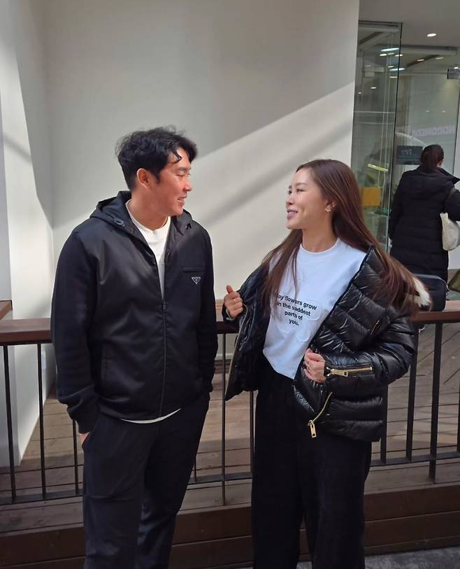 혼인신고 10년 만에 6살 연하 프로야구 코치 결혼식 올리는 여가수 데일리룩 스타와 패션