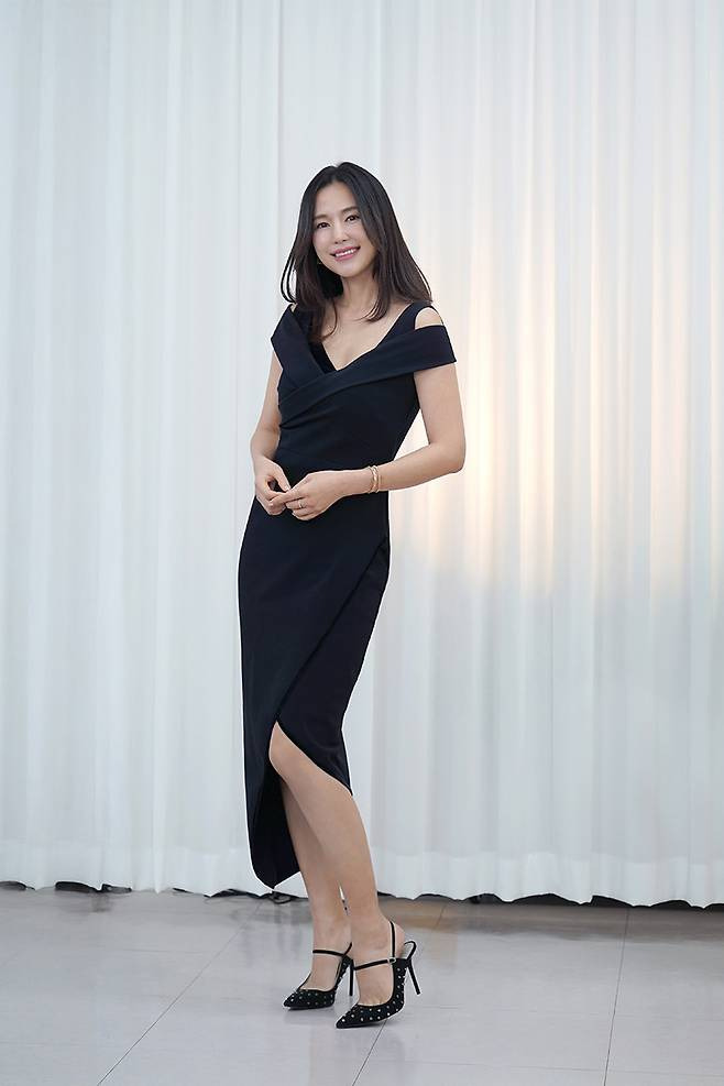이 언니도 슈퍼모델 출신이야” 엄마라곤 안 믿길 1717cm 여배우 8등신 드레스룩 대본은 내운명