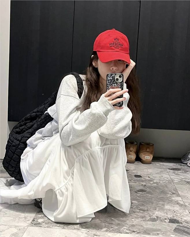 교복 입고 데뷔한 지 23년 여전히 소녀 같은 여배우 러블리 외출룩 스타와 패션