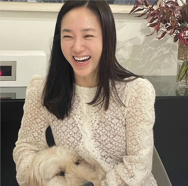 입간판 원조답네” 최강 동안 여배우 ‘코트야 원피스야 품격 넘친 코트룩 대본은 내운명