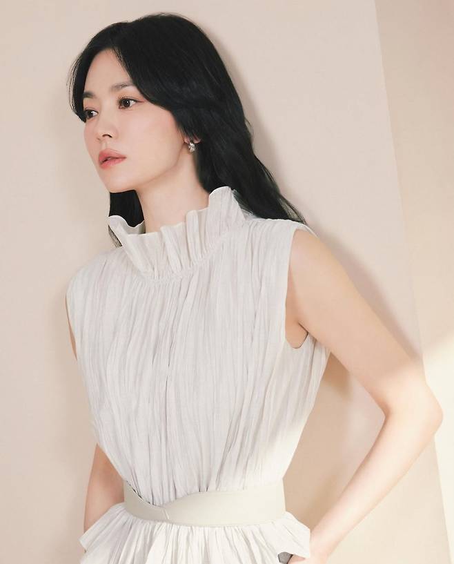 송혜교 더울수록 옷은 더 얇게 슬림해진 여신의 봄 나들이 원피스룩 뷰티는 내운명