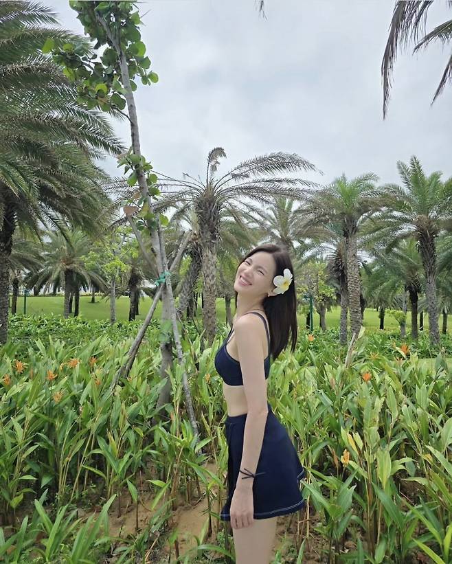 한동안 잊혔지만… 15년 만에 돌아온 170cm 46세 돌싱맘 여배우, 원피스룩 | 스타와 패션