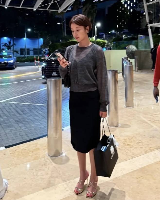 황정음 싱가포르에 뜬 시스루 워킹맘 혼자일 때 더 빛난 우아美 롱스커트룩 뷰티는 내운명