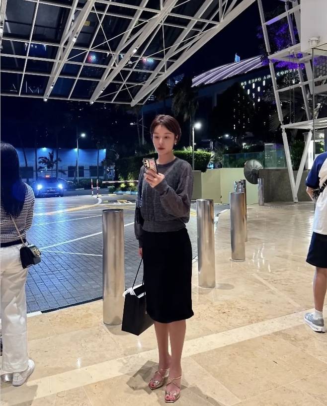 황정음 싱가포르에 뜬 시스루 워킹맘 혼자일 때 더 빛난 우아美 롱스커트룩 뷰티는 내운명