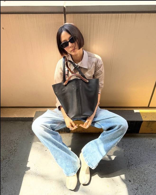 김나영 짝다리 어쩔 거야 시원하게 찢어진 청바지에 체크 셔츠 멋쟁이 봄 나들이룩 뷰티는 내운명