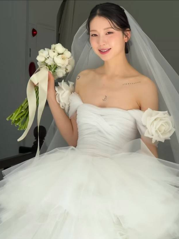 유부녀 아니었어” 환상 웨딩룩 선보인 슈퍼모델 여신미 폭발한 오프숄더 드레스룩 대본은 내운명