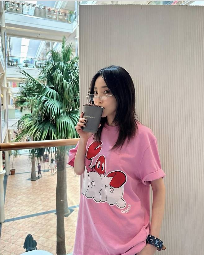 산다라박 40세 맞아 귀염뽀짝 한도 초과 오버핏 티셔츠에 와이드 청바지룩 뷰티는 내운명