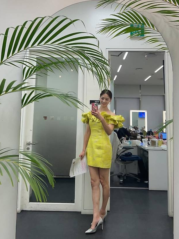 40대라니 충격” 미스춘향 출신 여배우 각선미 미쳤다는 오프숄더 드레스룩 대본은 내운명