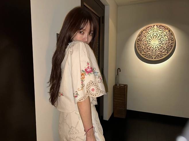 최저 몸무게 찍은 25년 차 여가수 45kg 바디로 완성한 청초미 실크 셋업룩 대본은 내운명