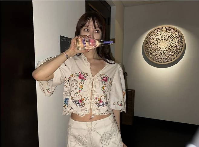 최저 몸무게 찍은 25년 차 여가수 45kg 바디로 완성한 청초미 실크 셋업룩 대본은 내운명