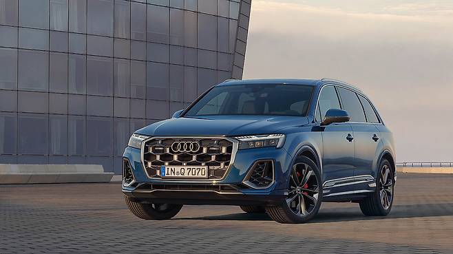 "GV80보다 좋다." 연비 10.5km/L로 1,200km 주행 가능한 SUV, Q7 | 구름을달리다