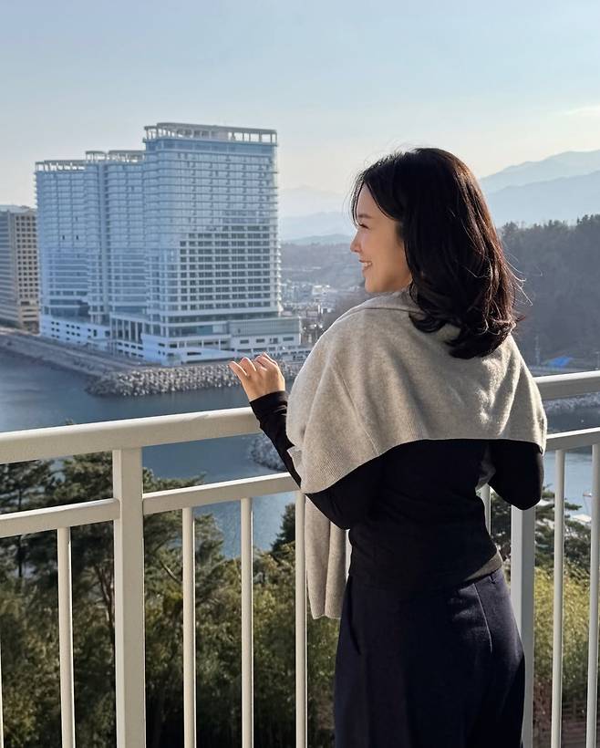 장예원 아나 오션뷰 닮은 청순여신 봄 바다에 설렌 꽃미모 블랙 슬림핏 캐주얼룩 뷰티는 내운명