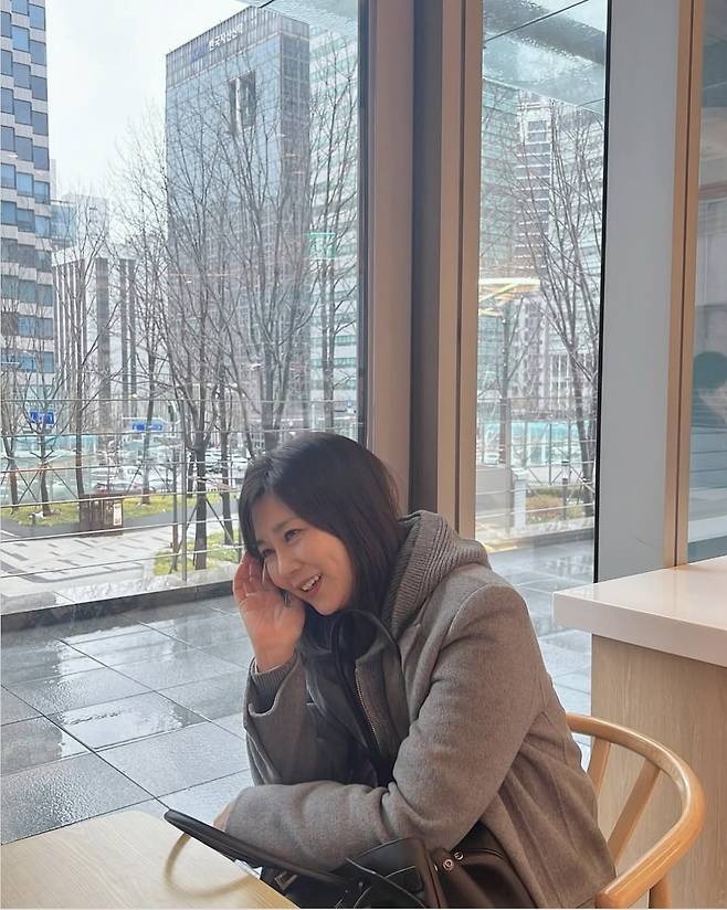 노안 소리 듣던 청춘스타 맞아 53세 여배우 반전 미모 터진 후드 코트룩 대본은 내운명