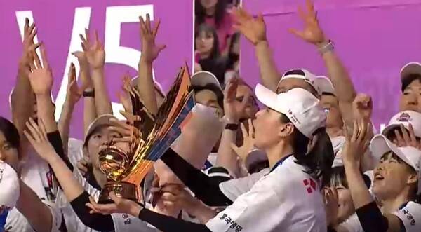 '우승컵 번쩍-만장일치 챔프전 MVP' 김연경, 시상식 제대로 즐겼다