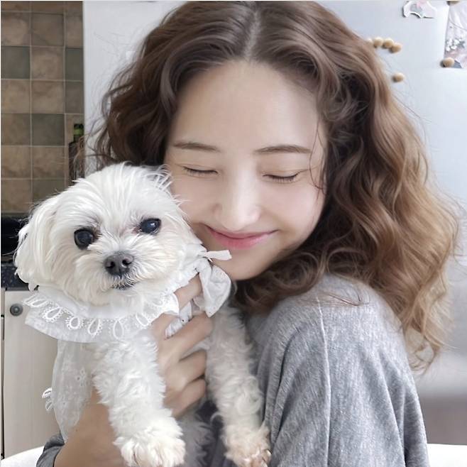 원조 바비인형 44세 믿기지 않는 초동안 여배우 비결은 웨이브 헤어스타일 뷰티는 내운명