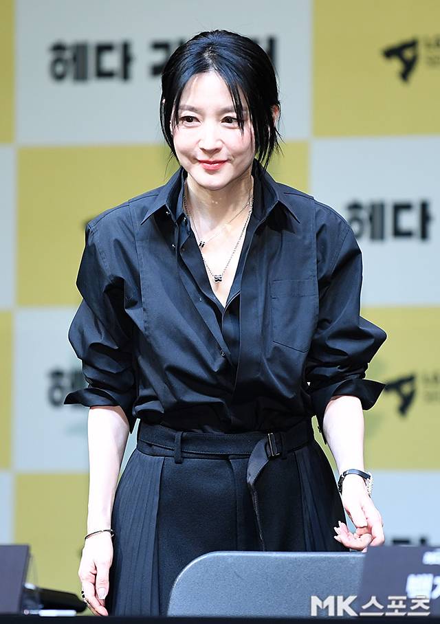 입장하는 이영애 Mk포토