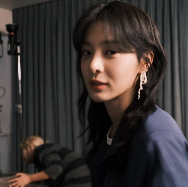 ‘조영남 따귀녀로 화제 됐던 여배우 시크러블리 찢은 멜빵 미니스커트룩 대본은 내운명