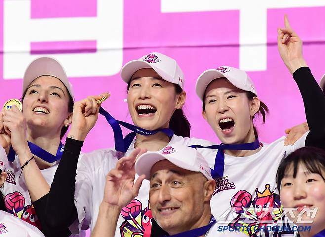 역사에 남을 투혼 감동 드라마김연경 라스트 댄스가 빛났던 건 공동 주연 정관장 있어서였다