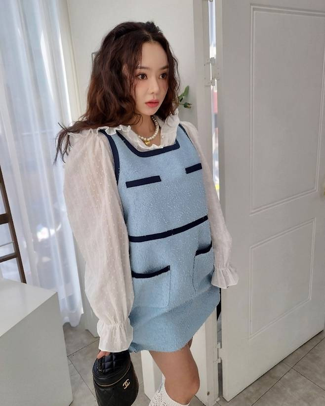 연기 활동 중단 후 10년째 공백기인 39세 여배우 인형 미모의 원피스룩 대본은 내운명