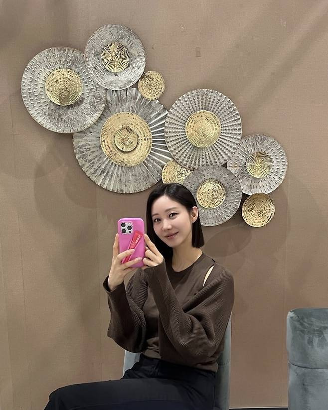 쌍둥이 출산 후 7년 만에 싱글맘 복귀” 32세 여배우 완벽 비율의 볼레로 카디건룩 대본은 내운명