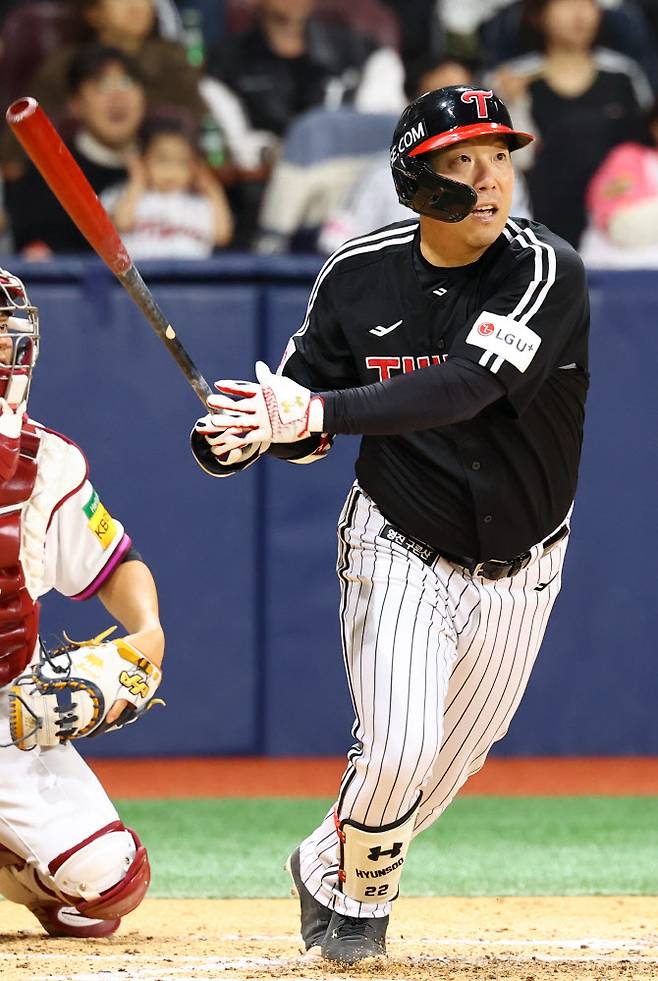 LG 김현수, 개인통산 2400안타...손아섭-박용택-최형우 이어 네번째