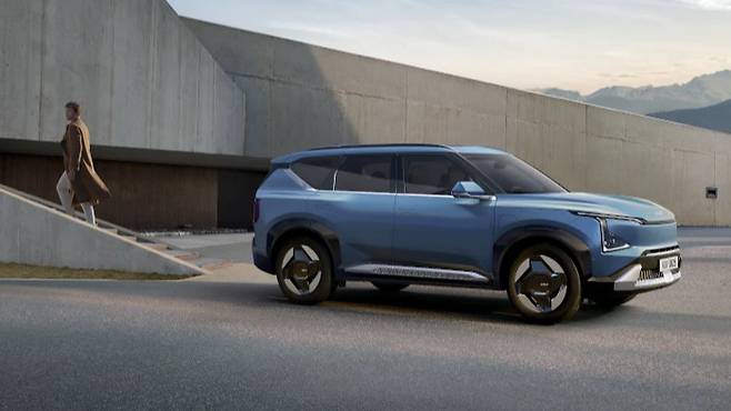 "모델 Y의 강력한 경쟁자" 주행거리 720km와 가성비를 무기로 한 국산 SUV, EV5 | 구름을달리다