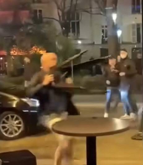 '충격! 주먹 다짐에 의자 던지기까지' PSG-AV팬들, UCL 8강전 앞두고 파리에서 집단 난투극