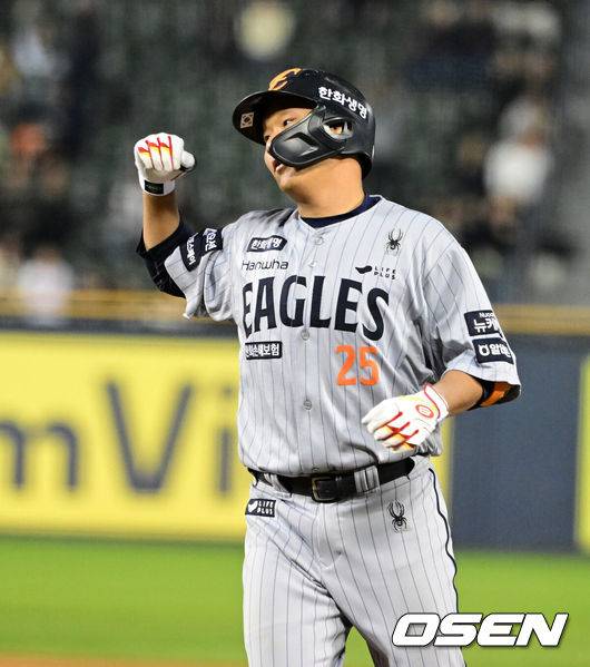 한화 다이너마이트 화끈하게 터졌다! 김태연 3안타 3타점+와이스 QS+ 압도…두산 7-2 꺾고 위닝시리즈 [잠실 리뷰]