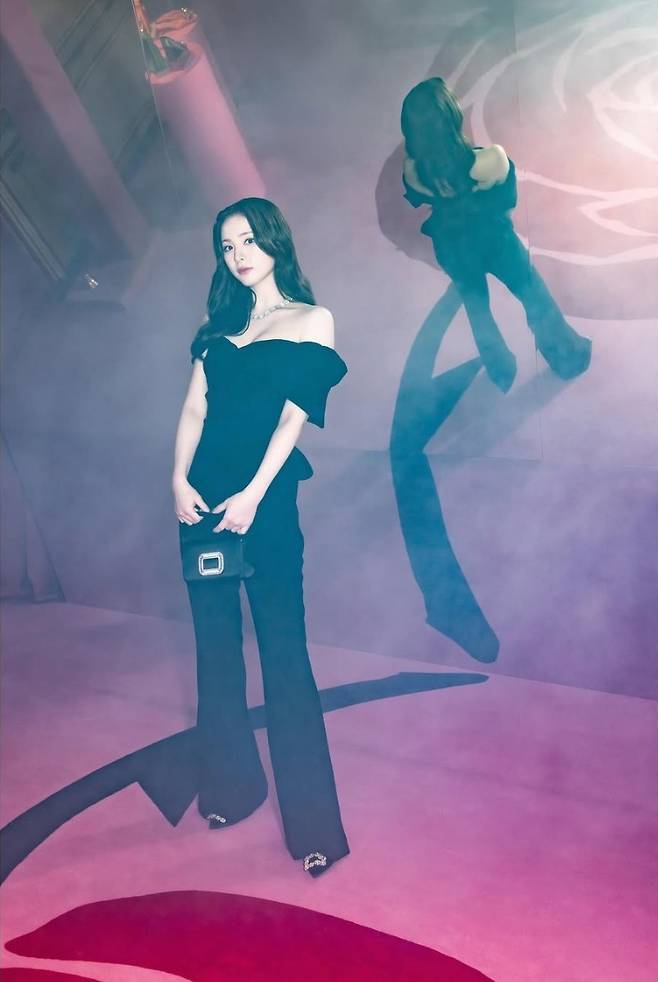 코가 예쁜 옆태 미인 앞모습은 인형미모 터진 여배우 오프숄더 드레스룩 대본은 내운명
