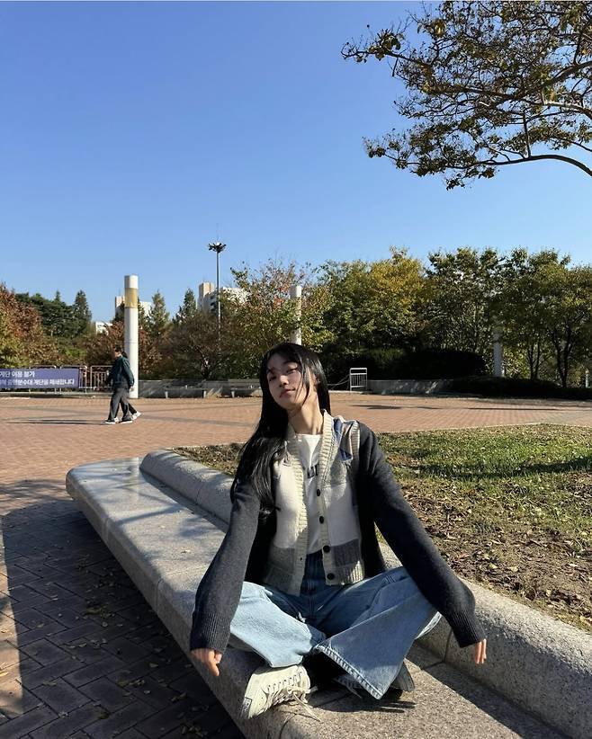 이래서 다들 주목했구나” 데뷔하자마자 떠버린 여배우 데님 캠퍼스룩 대본은 내운명