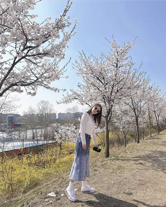 두 번의 성대결절 이겨낸 ‘165cm·46kg 40대 여가수 동안 미모 데님 롱스커트룩 뷰티는 내운명