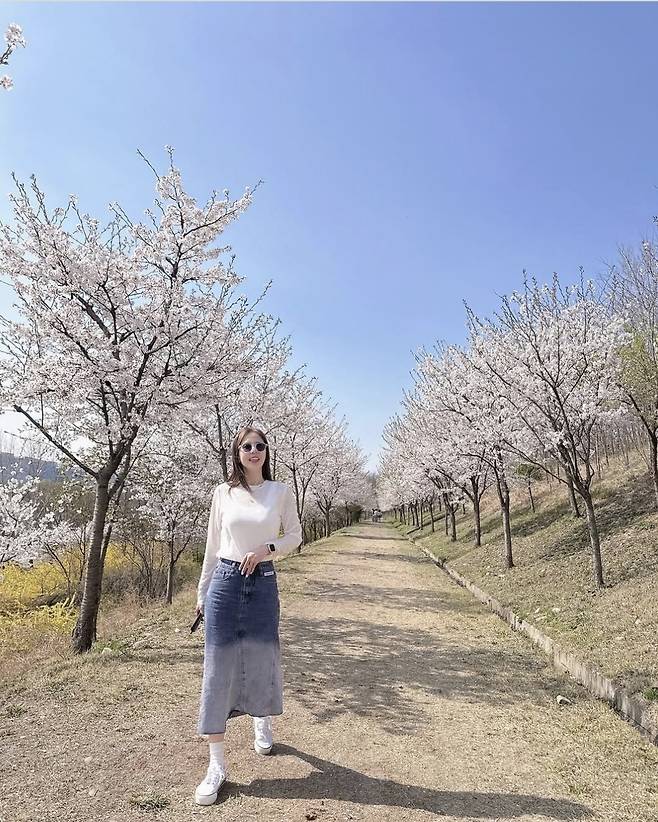 두 번의 성대결절 이겨낸 ‘165cm·46kg 40대 여가수 동안 미모 데님 롱스커트룩 뷰티는 내운명
