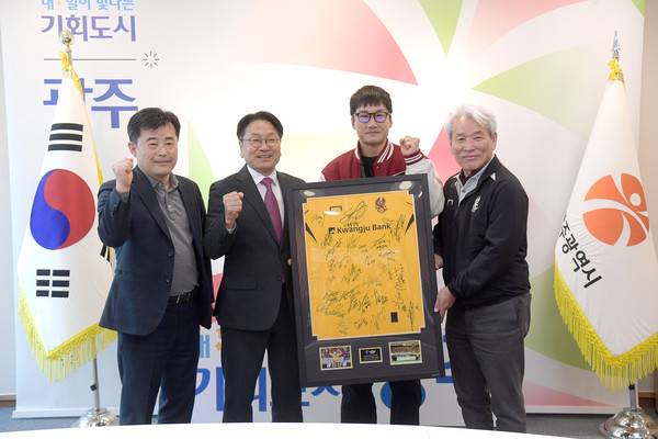 이정효 광주FC 감독, 강기정 광주 시장과 만나 ACLE 8강 선전 다짐