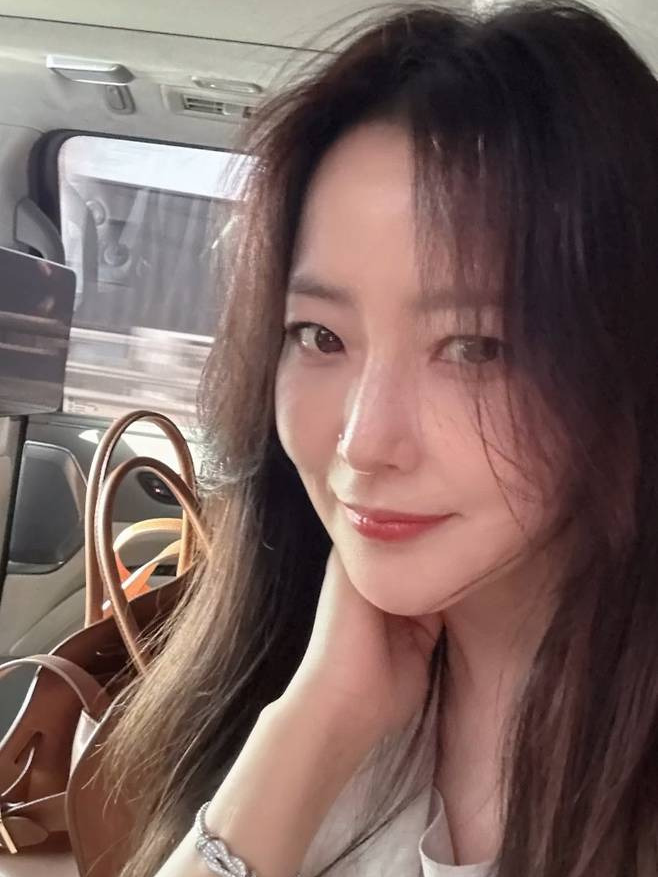 ‘사진보다 실물 미친 미모 연예인들의 연예인으로 통하는 여배우 코트룩 대본은 내운명