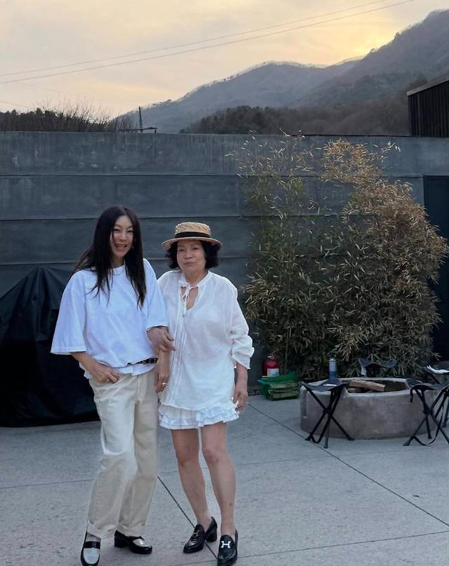 ‘언니 같은 우리 엄마 86세에 미니스커트 딸보다 더 화제된 60대 여배우 맘 스타와 패션