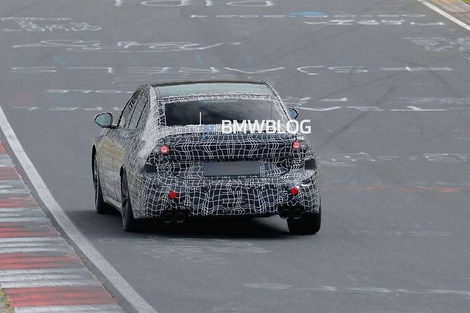 BMW, 내연기관 M350 포착! 2027년형 G50 3시리즈 스파이샷 공개! | 두맨카