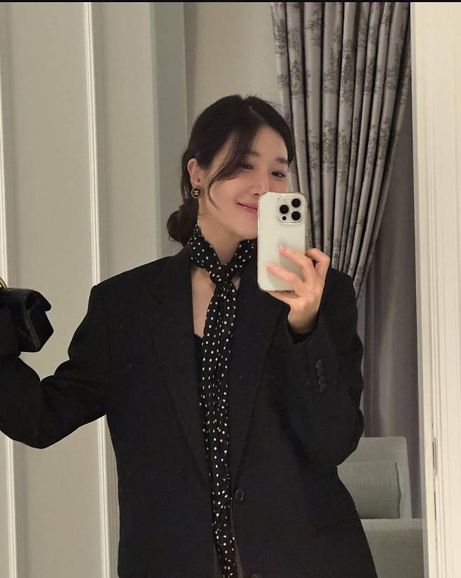 3년차 새댁 하객룩이 어쩜 이래 너무 내린 오프숄더 화제된 여가수 우아한 드뮤어룩 뷰티는 내운명