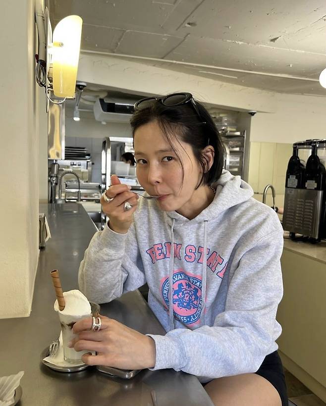 김나영 봄 햇살 아래 걷고 또 걷고 군살제로 스웻셔츠 바이커쇼츠 산책룩 뷰티는 내운명