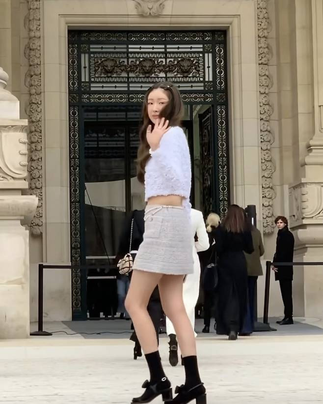 속에 안 입었어” 크롭 재킷만 딸랑 170cm·47kg 여배우 미니스커트룩 대본은 내운명