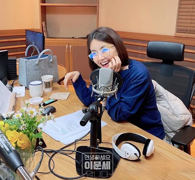 서울대 출신 부모님 아래 바른생활 기품 있는 스타일로 빛난 55세 여배우 데일리룩 스타와 패션
